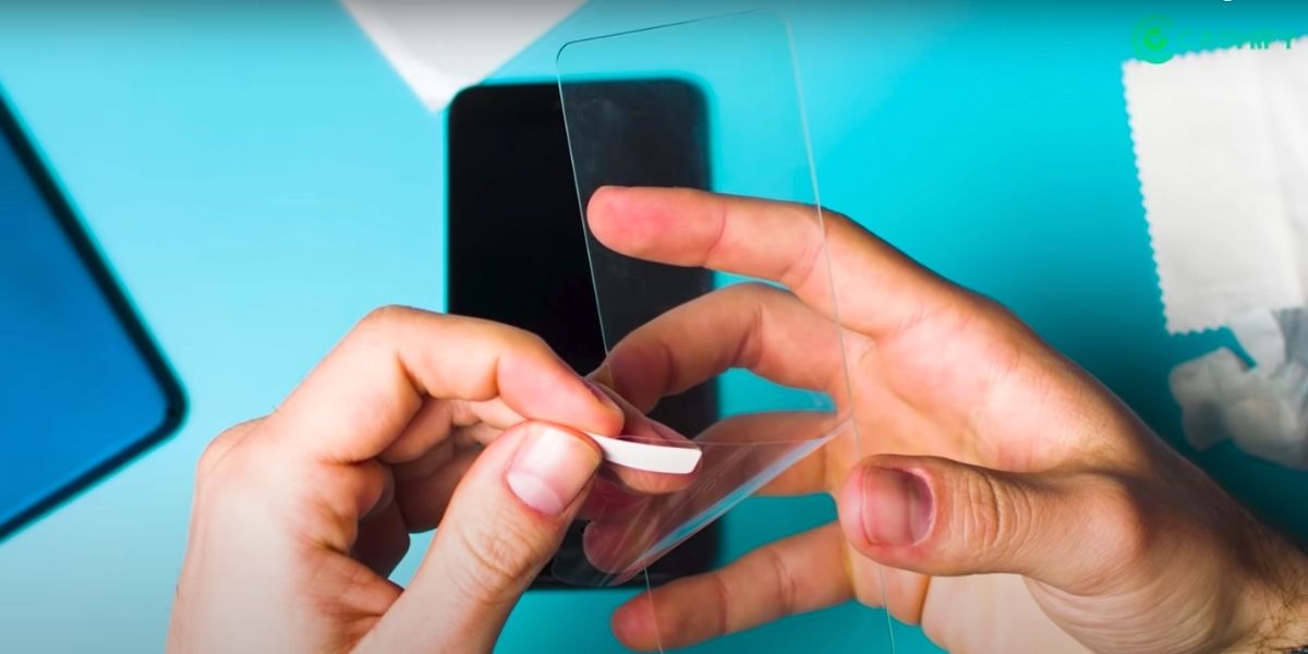 How To Apply Tempered Glass On Your Smartphone In 120 Seconds | Cashify ...