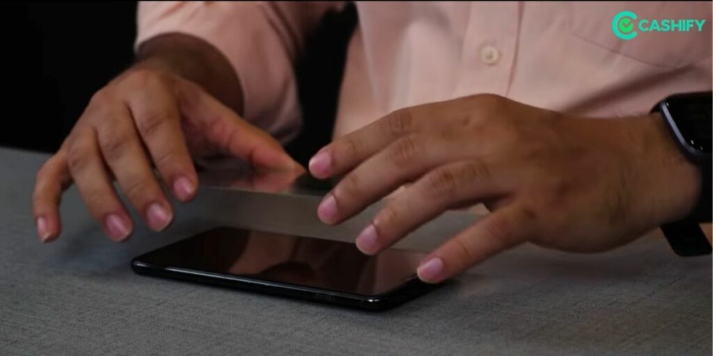 How To Apply Tempered Glass On Your Smartphone In 120 Seconds | Cashify ...