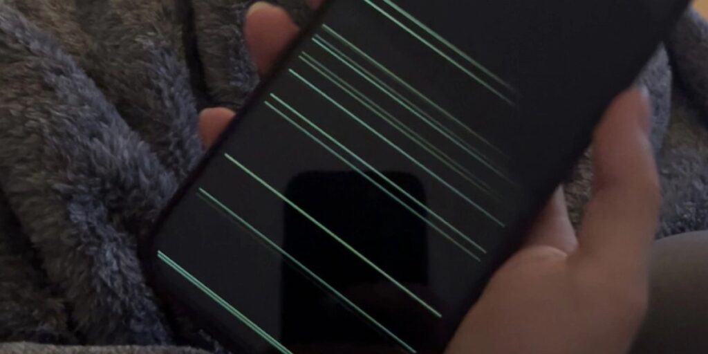 iPhone 14 Glitch! Users Complain About Flashing Horizontal Lines ...