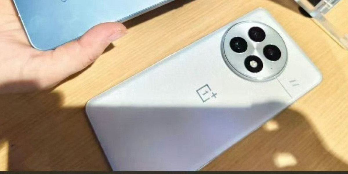 OnePlus 13 Images Leak Showcase Design Before Launch Event | Cashify News