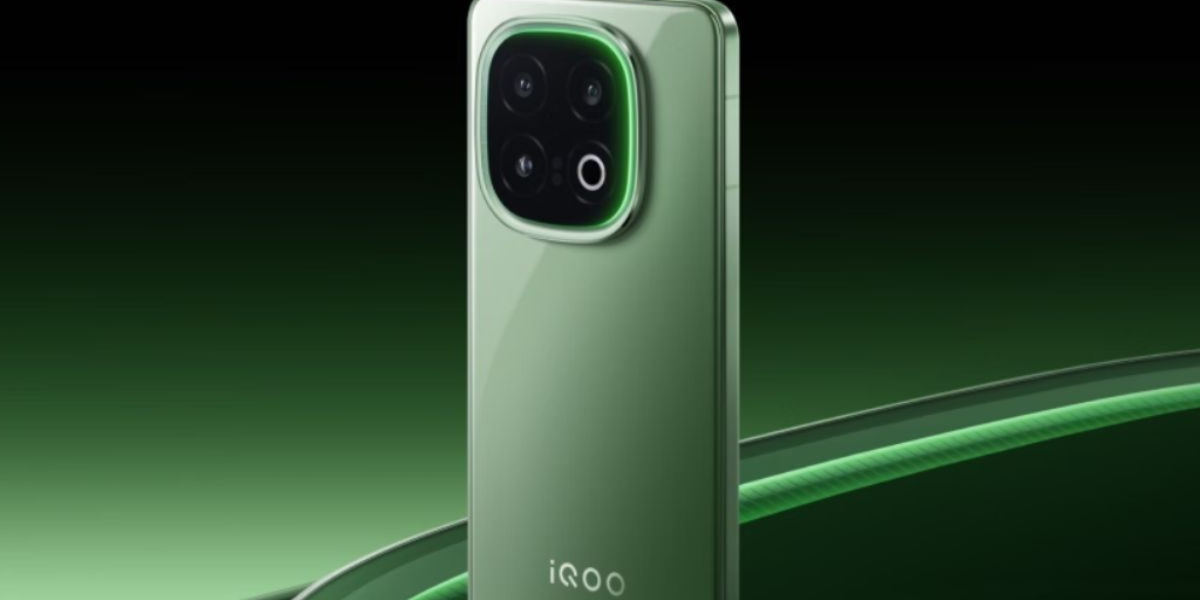 iQOO 15 Spotted: New Flagship With New Display | Cashify News
